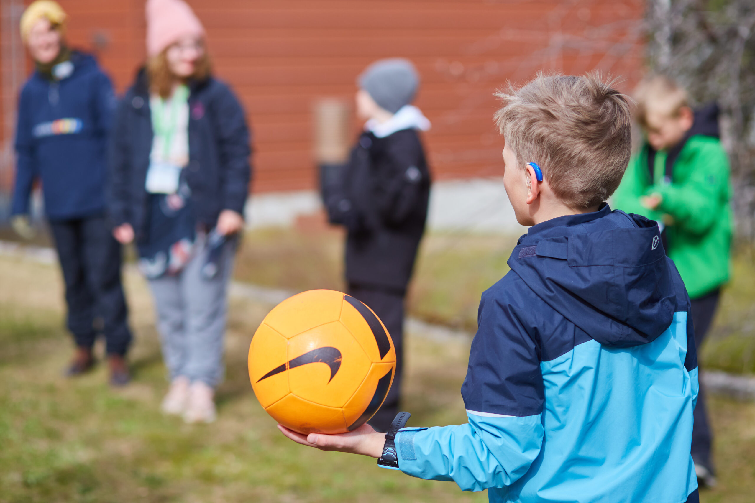 Keskivaikeasti kuulovammaisten lasten perheiden vertaisperhekurssi · KLVL